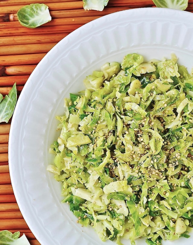 Émincé de choux de Bruxelles au sésame – Catherine Cuisine